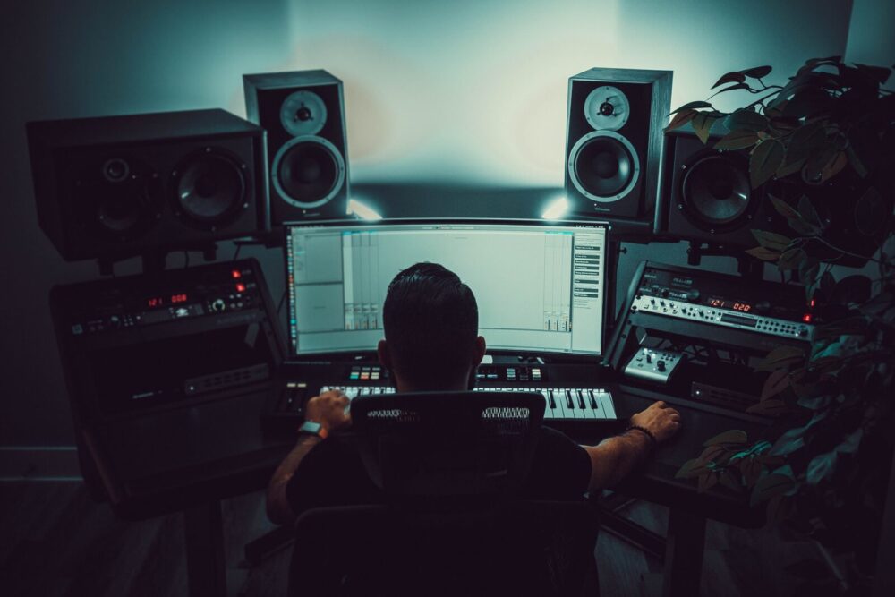 How to Choose a Music Producer That's Right for You - Iniwoo.net