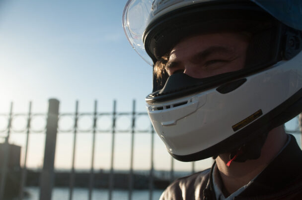 What Does It Mean When A Motorcyclist Taps His Helmet? - Iniwoo.net